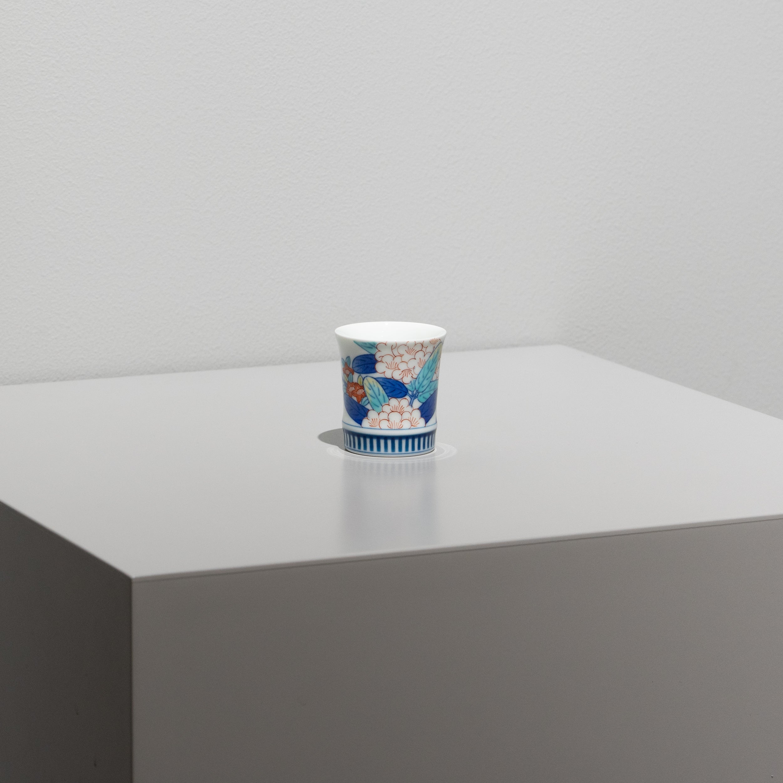 Nabeshima Sake Cup (Rhododendron) – HULS GALLERY TOKYO | 現代工芸ギャラリー